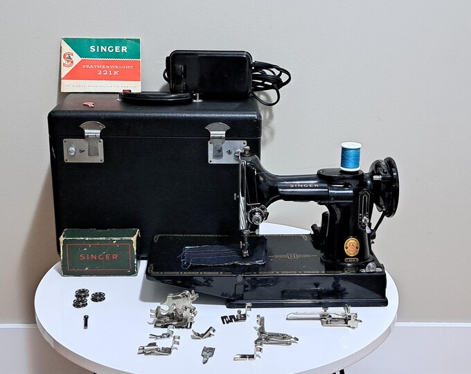 Vintage Singer Featherweight 221K Sewing Machine WITH Red S Badge ...