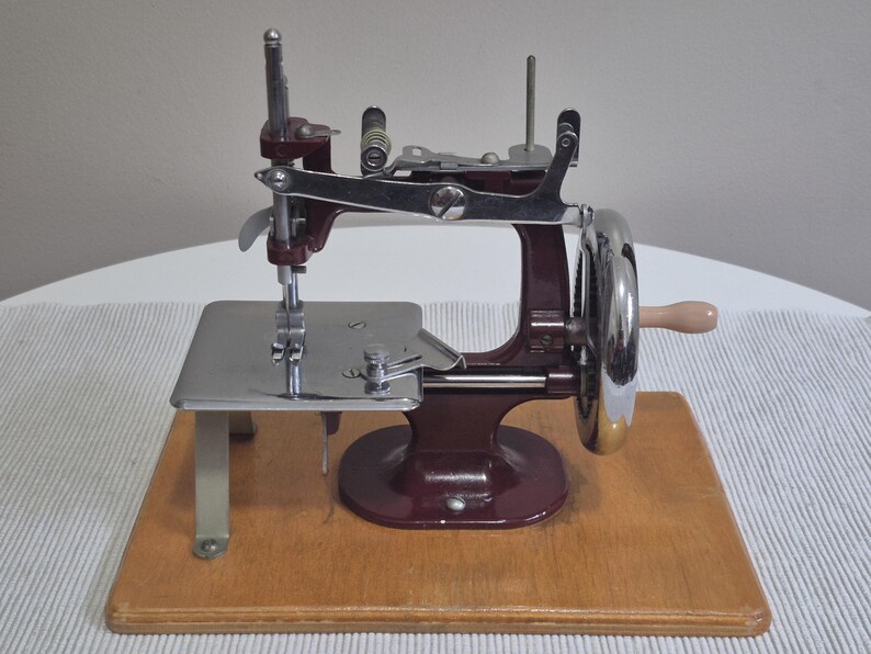 Vintage Essex MK1 Miniature Toy Sewing Machine Vintage Essex Sewing ...