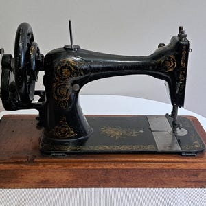 Vintage 1891 Singer Model 28 Hand Crank Sewing Machine With Scrolls and ...