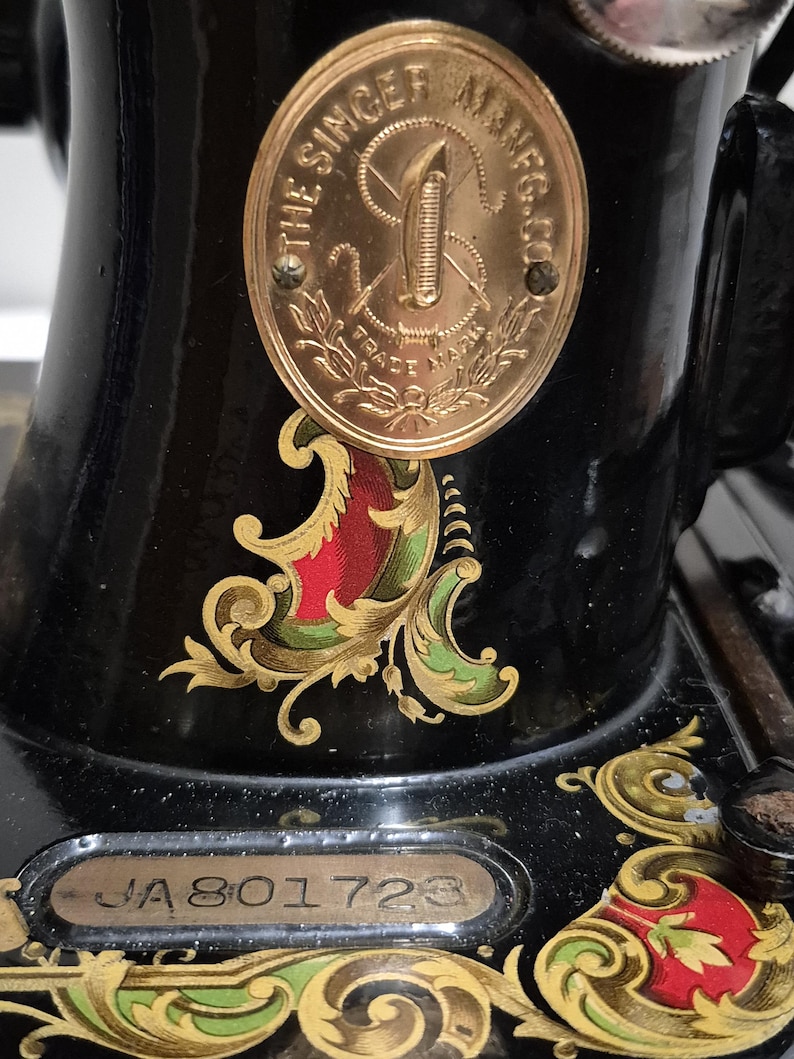 Vintage 1924 Singer Model 128 Sewing Machine With La Vencedora Decal ...