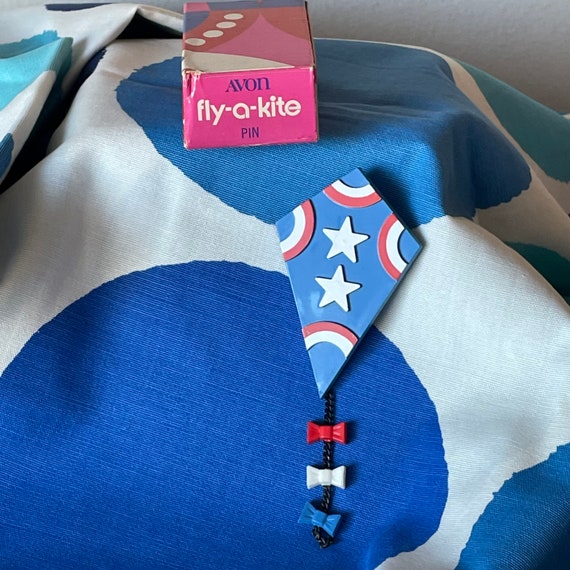 Vintage Avon Fly a Kite Pin 1970s Plastic Girl Boy Ki… - Gem
