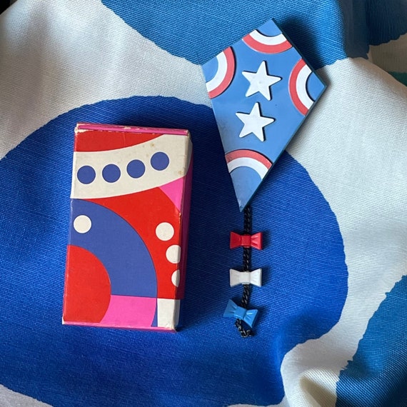 Vintage Avon Fly a Kite Pin 1970s Plastic Girl Boy Ki… - Gem