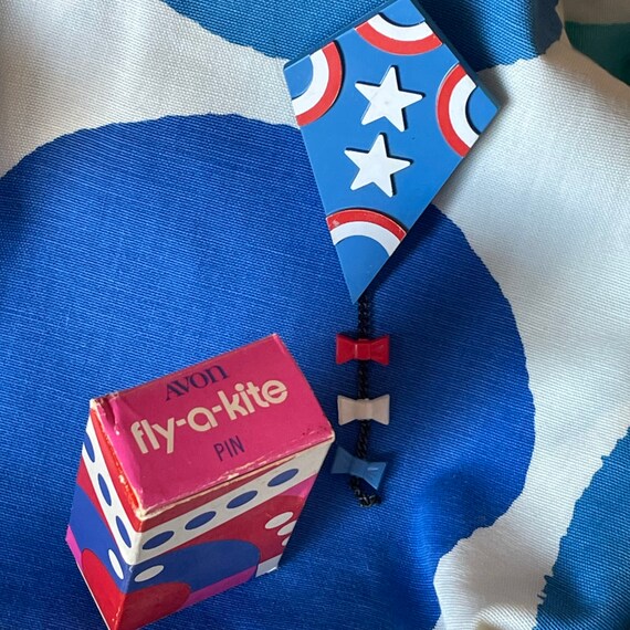 Vintage Avon Fly a Kite Pin 1970s Plastic Girl Boy Ki… - Gem