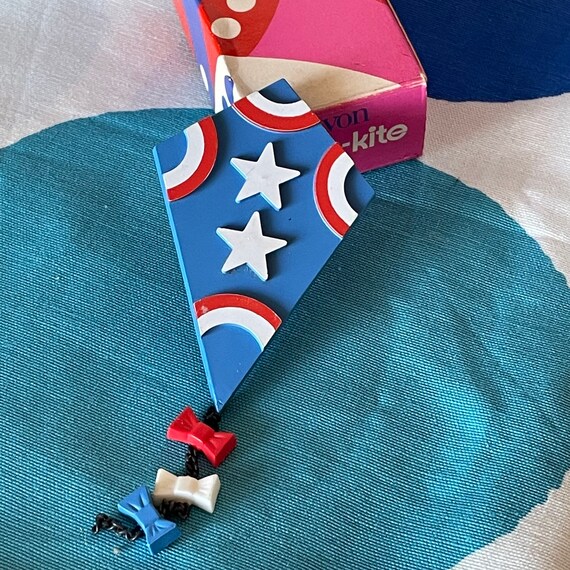Vintage Avon Fly a Kite Pin 1970s Plastic Girl Boy Ki… - Gem