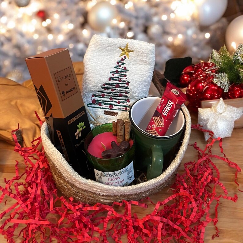 Holiday Cheer Gift Basket – A Festive and Heartwarming Surprise - Etsy