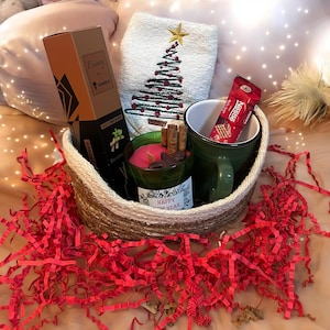 Holiday Cheer Gift Basket – A Festive and Heartwarming Surprise - Etsy