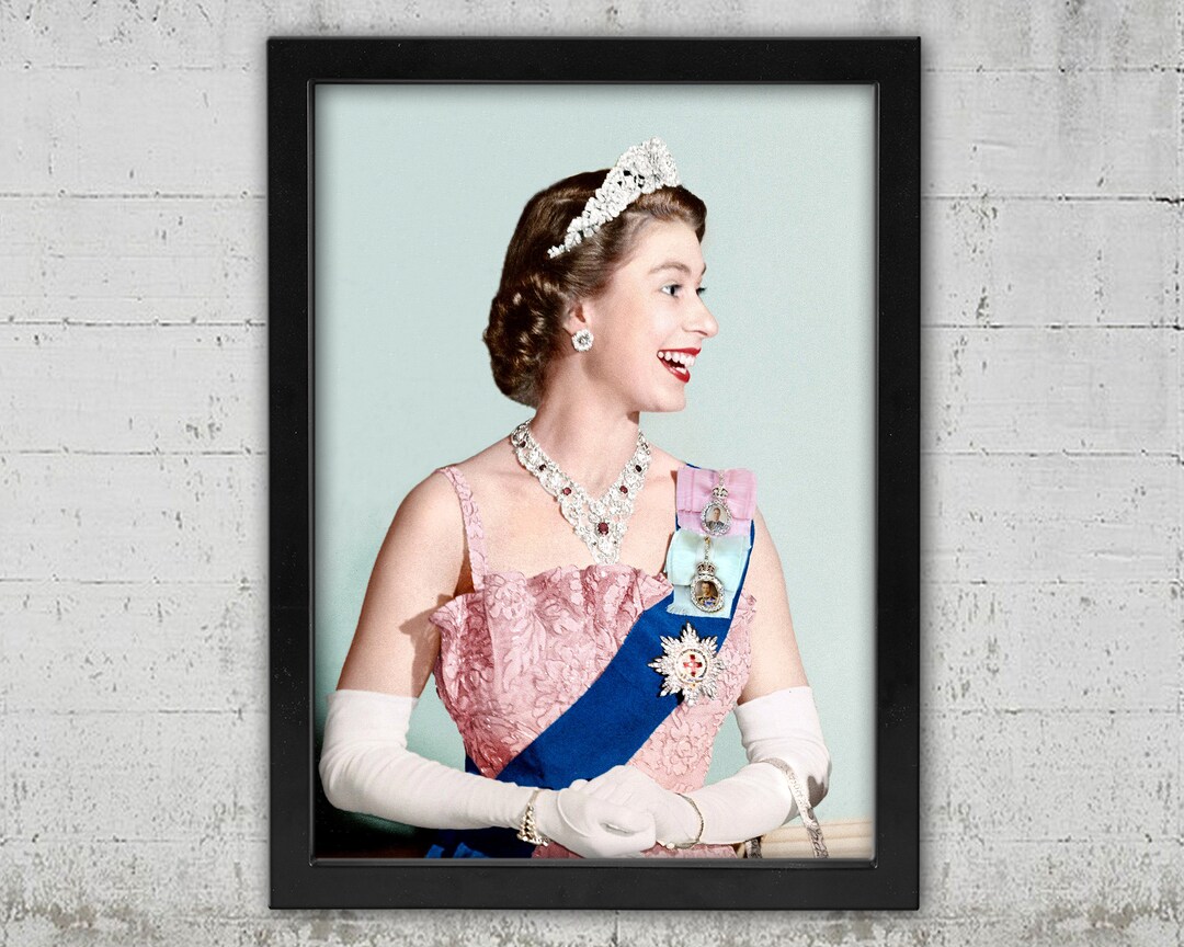 Queen Elizabeth II Smiling Portrait: Framed Canvas Wall Art (12x16 Inch ...
