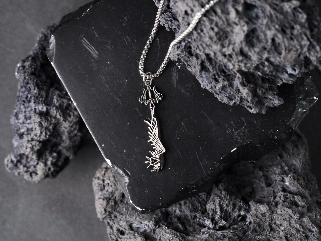 EXCLUSIVE Ul.tima Weap.on Ki.ngdo.m Heart Necklace, Ultima Weapon ...