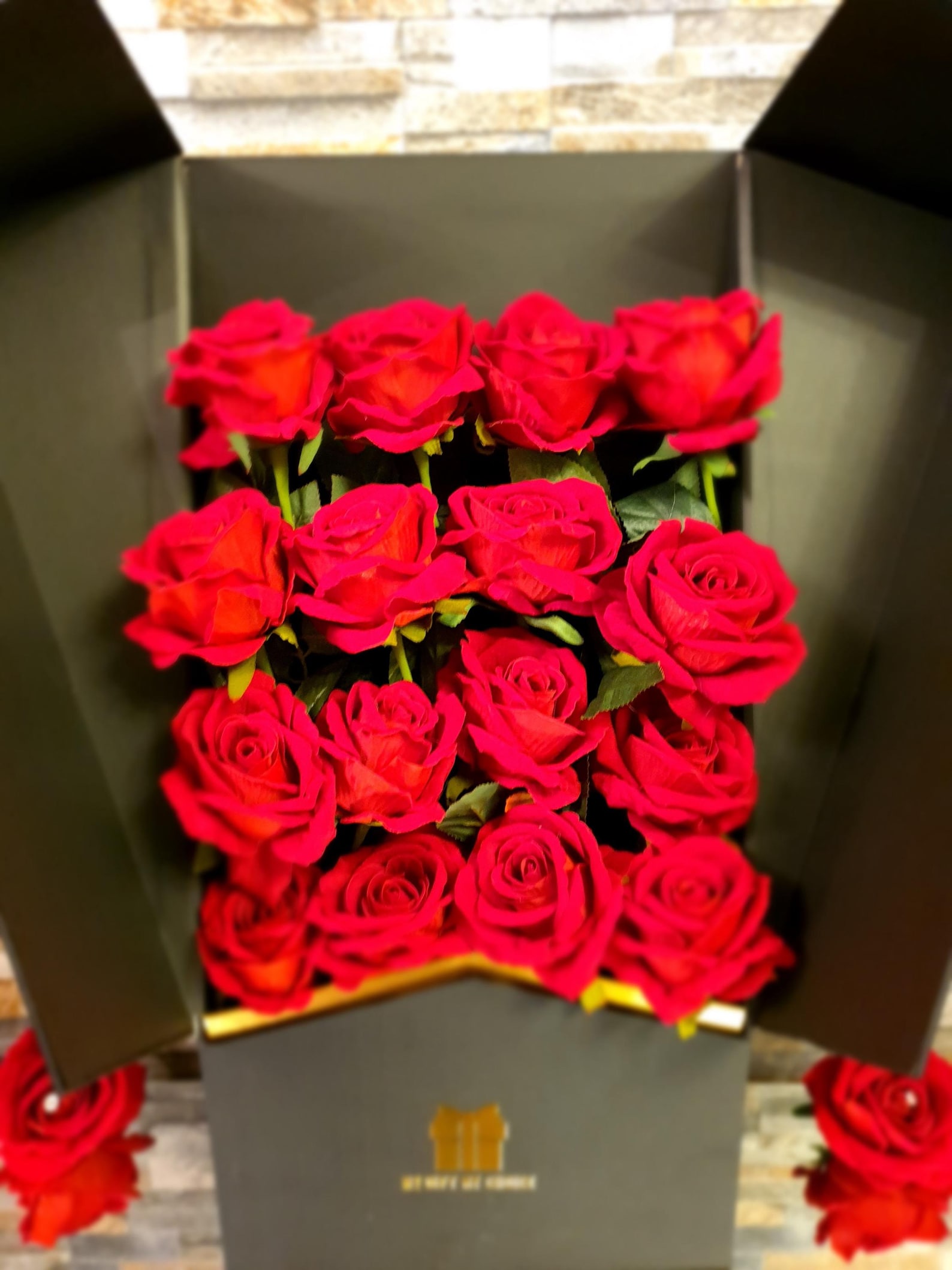 Luxury Roses Gift Box Roses & Chocolate - Birthday, Anniversary ...