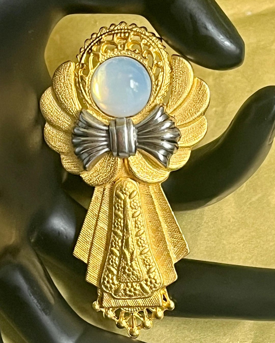 1980s Jac Win Gold Tone Angel Brock With Glass Opalescent Cabochon Face ...