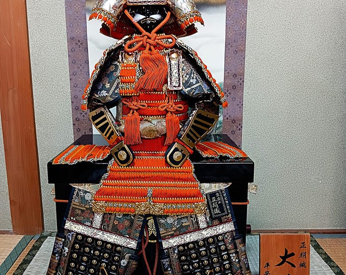 Beautiful Japanese Armor:Red Hero、 Large armor made of red silk thread ...