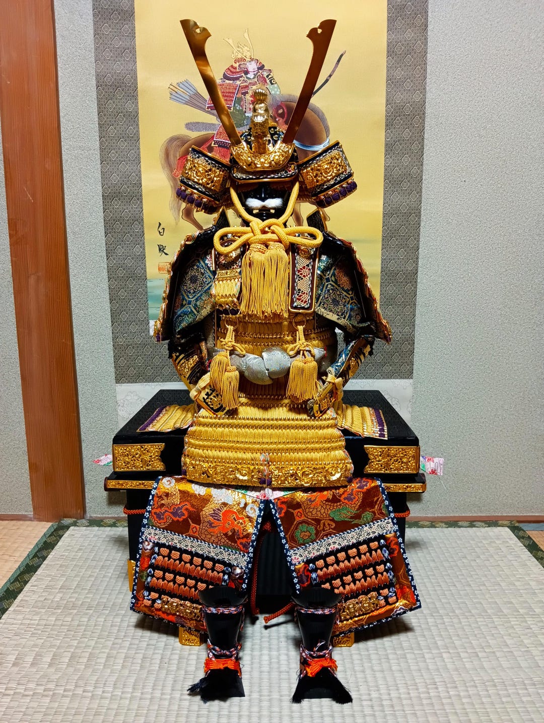 Beautiful Japanese Samurai Armor - Black Iron Plate Armor With Lion ...