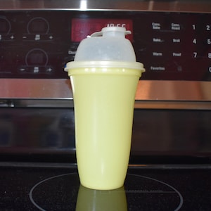 Vintage Yellow Tupperware Shaker 844-4 With Insert 846-2 & Lid 564-7 ...