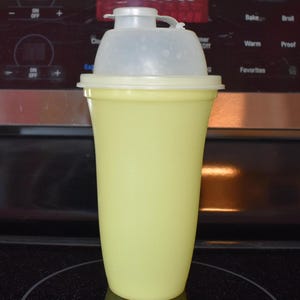 Vintage Yellow Tupperware Shaker 844-4 With Insert 846-2 & Lid 564-7 ...