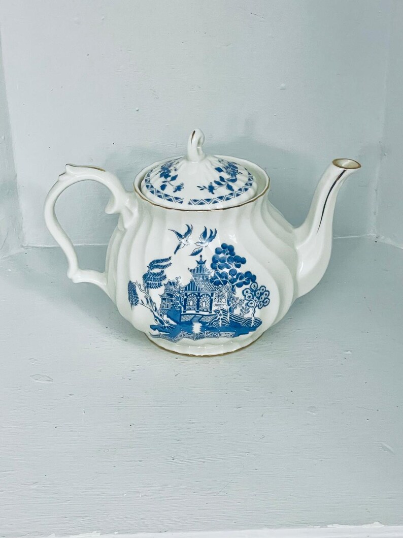 Lovely Vintage " Willow Design" Teapot Blue & White Design Tea Ware ...