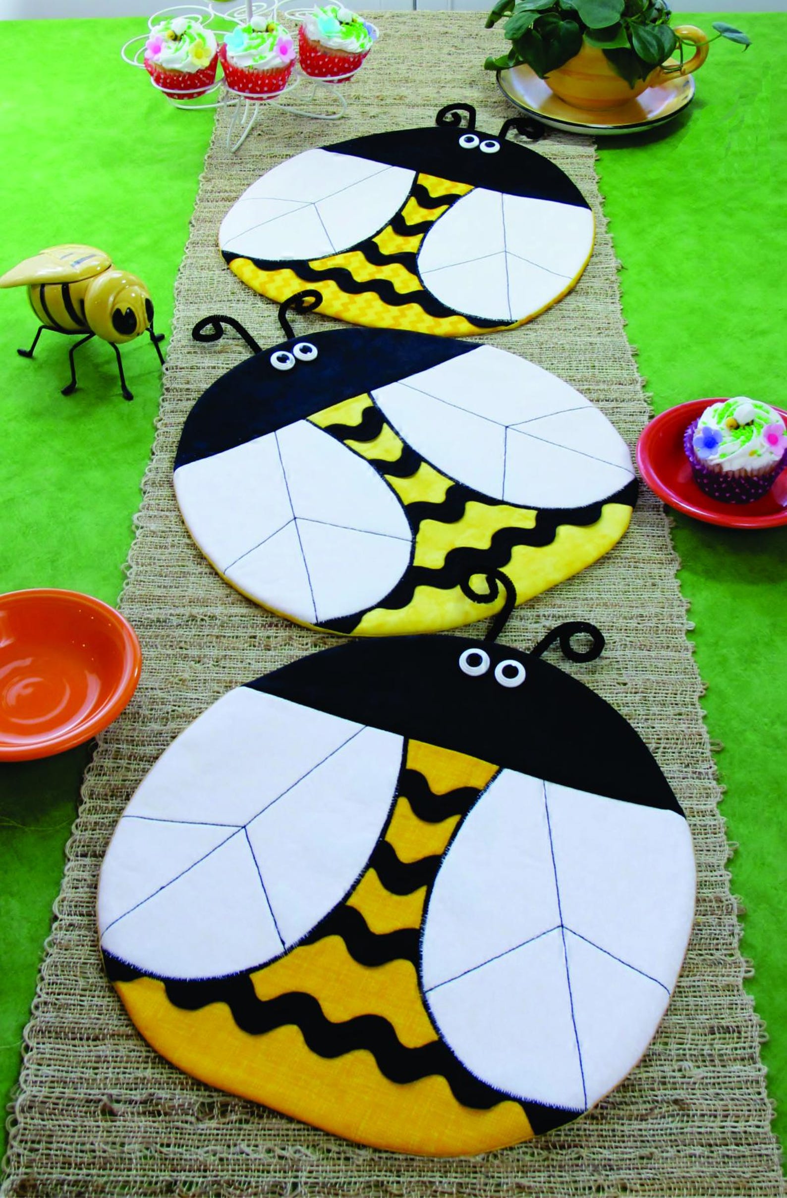 Bee Happy! ST-1233 Fun Cute Bee Place Mats, Table Topper or Table ...