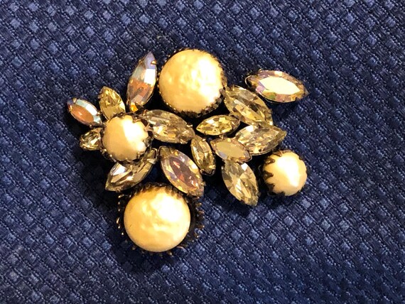 Signed Regency brooch of flat baroque faux pearls and… - Gem