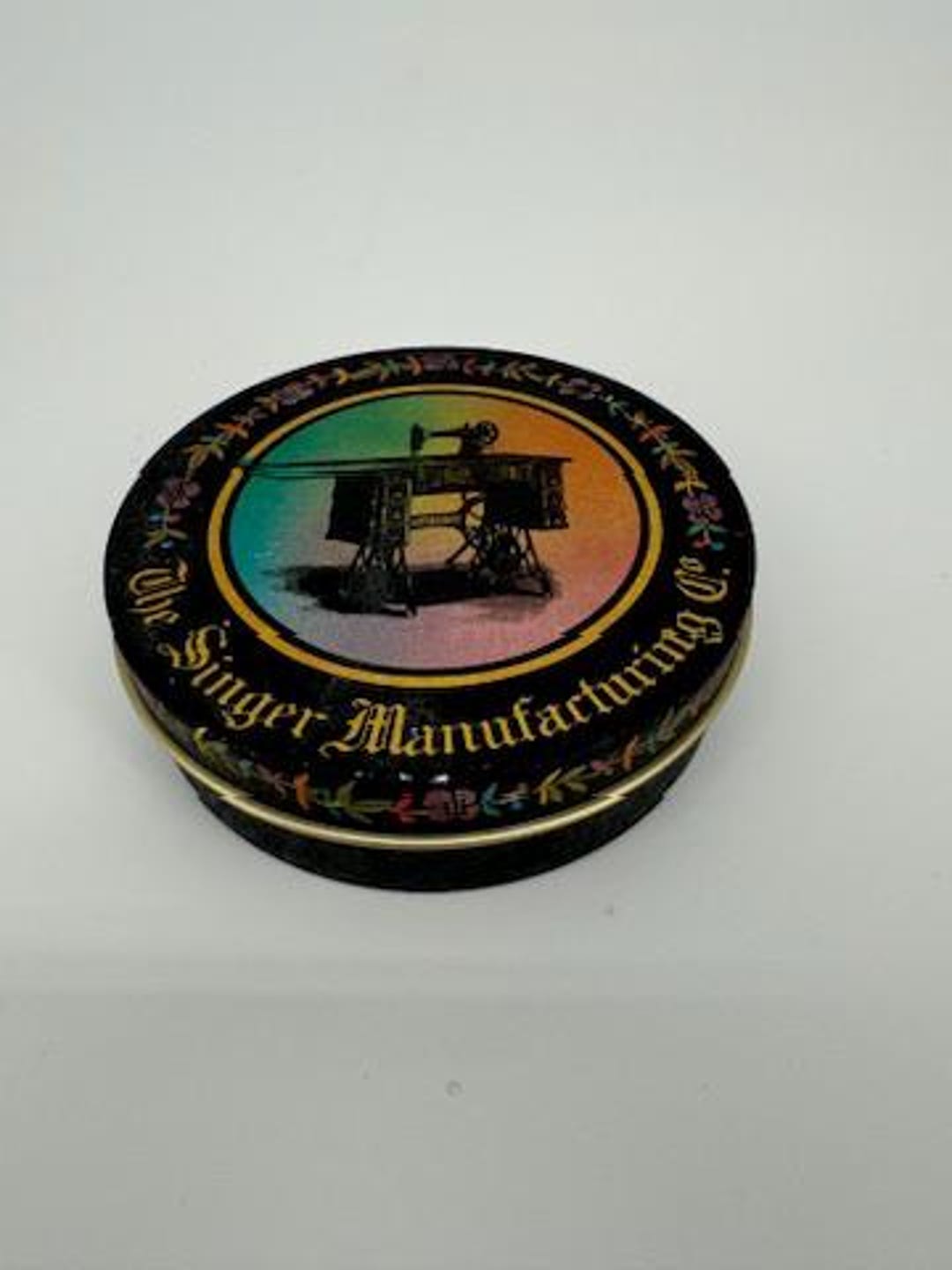 Colorful Vintage Tin From the Singer Manufacturing Company, 3.5 Made by ...