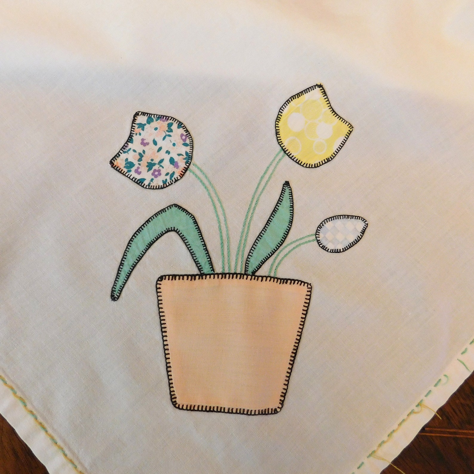 Vintage Off-white Linen Tablecloth With Flower Pot Applique at Corners ...