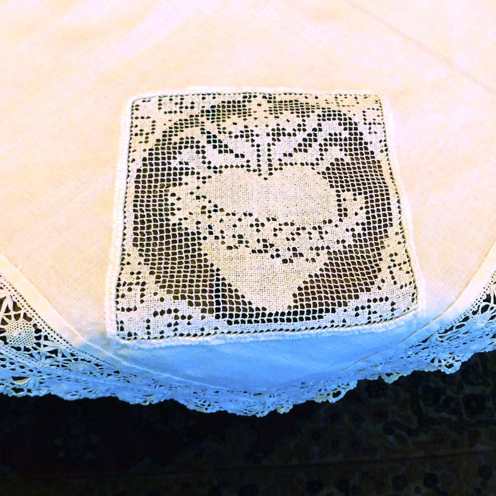 Vintage Off-white Fine Linen Small Tablecloth W/ Filet Lace Insert ...