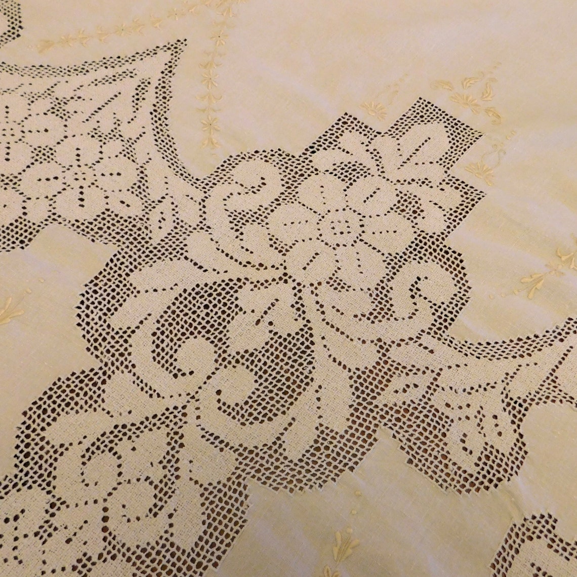 Vintage Very Large White Linen Tablecloth W/ Cream-colored Embroidery ...