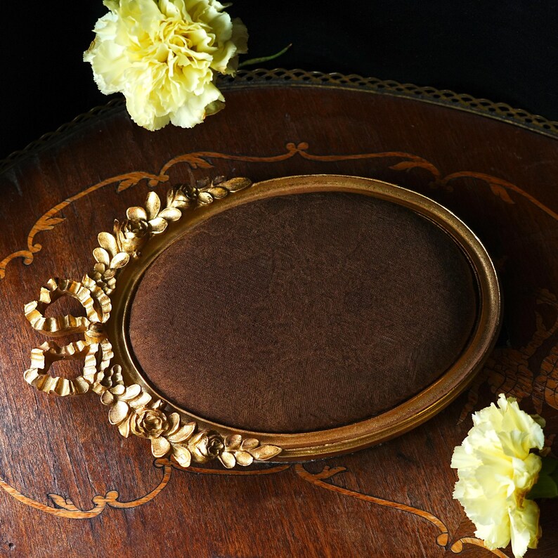 French Rococo Style Oval Jewelry Display Frame - SELMY, Gold Gilt ...