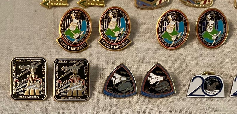 Lot of 25 NASA Space Shuttle Mission Lapel Pins STS Astro Apollo ...