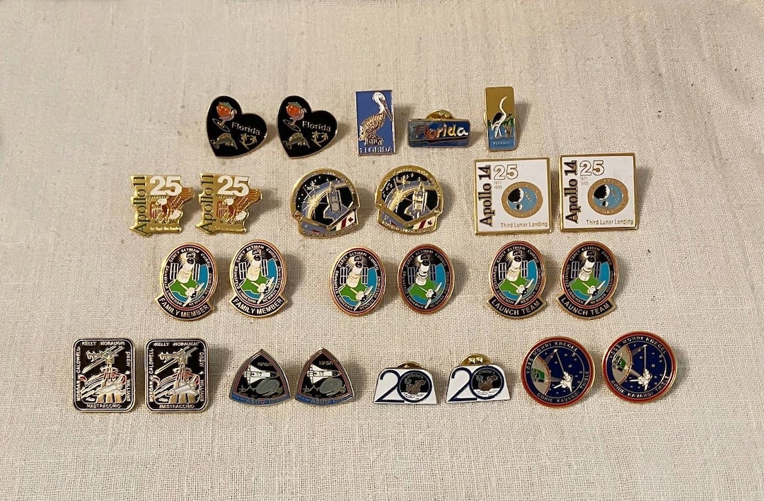 Lot of 25 NASA Space Shuttle Mission Lapel Pins STS Astro Apollo ...