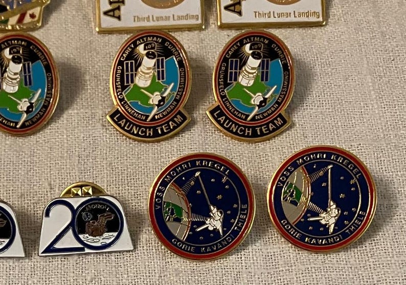Lot of 25 NASA Space Shuttle Mission Lapel Pins STS Astro Apollo ...