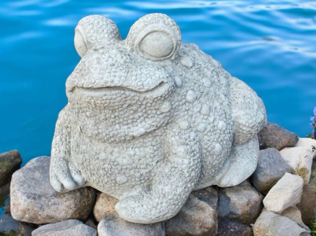 Large Frog Statue, Frog Toad Figure, Massive Frog Looking up Sculpture ...