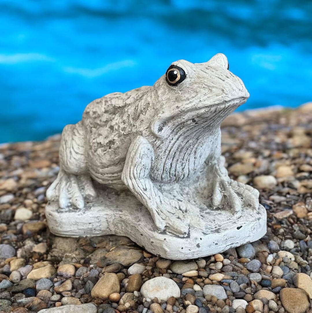 Crouching Frog Figure, Wild Animal Sculpture, Cozy Backyard Decoration ...