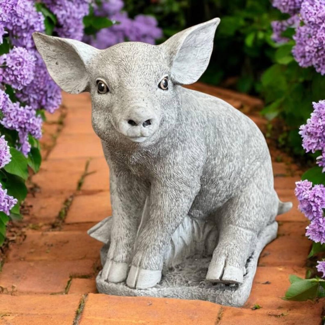 Sitting Wilbur Pig Statue, Realistic Piglet on Base Sculpture, Concrete ...