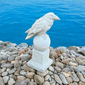 Raven Sitting on Pedestal Statue, Concrete Crow on Finial Post Figure ...