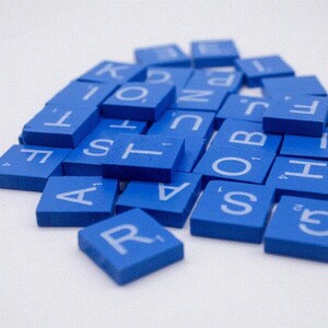 100 Pcs Wooden Scramble Scrabble Letters Tiles - COLOR Scrabble Tile ...