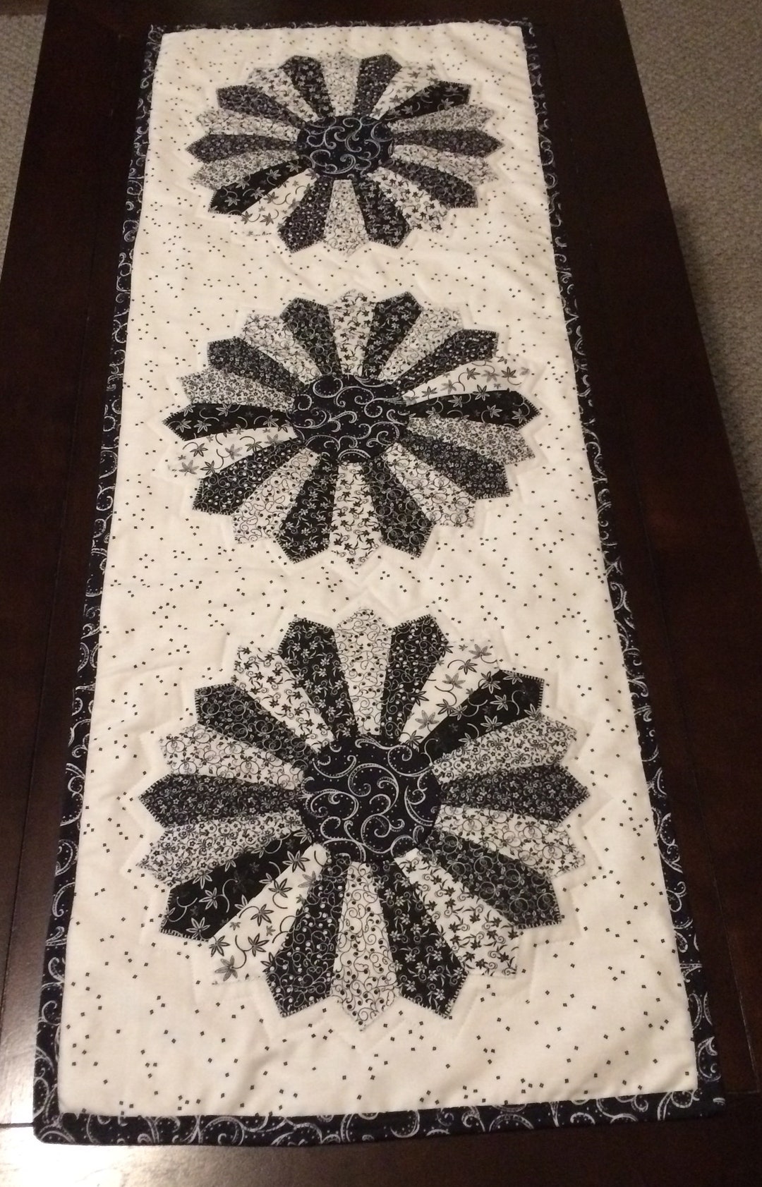 Black and White Dresden Plate Table Runner - Etsy