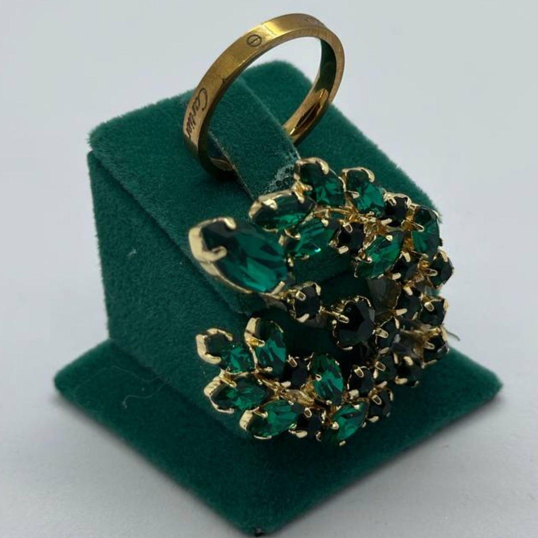 Velvet Ring Holder – Green Jewelry Display Stand – Engagement & Wedding ...