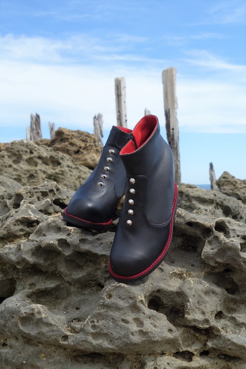 Bota de cuero negro con pernos con púas, cuña de plataforma, hecha a ...