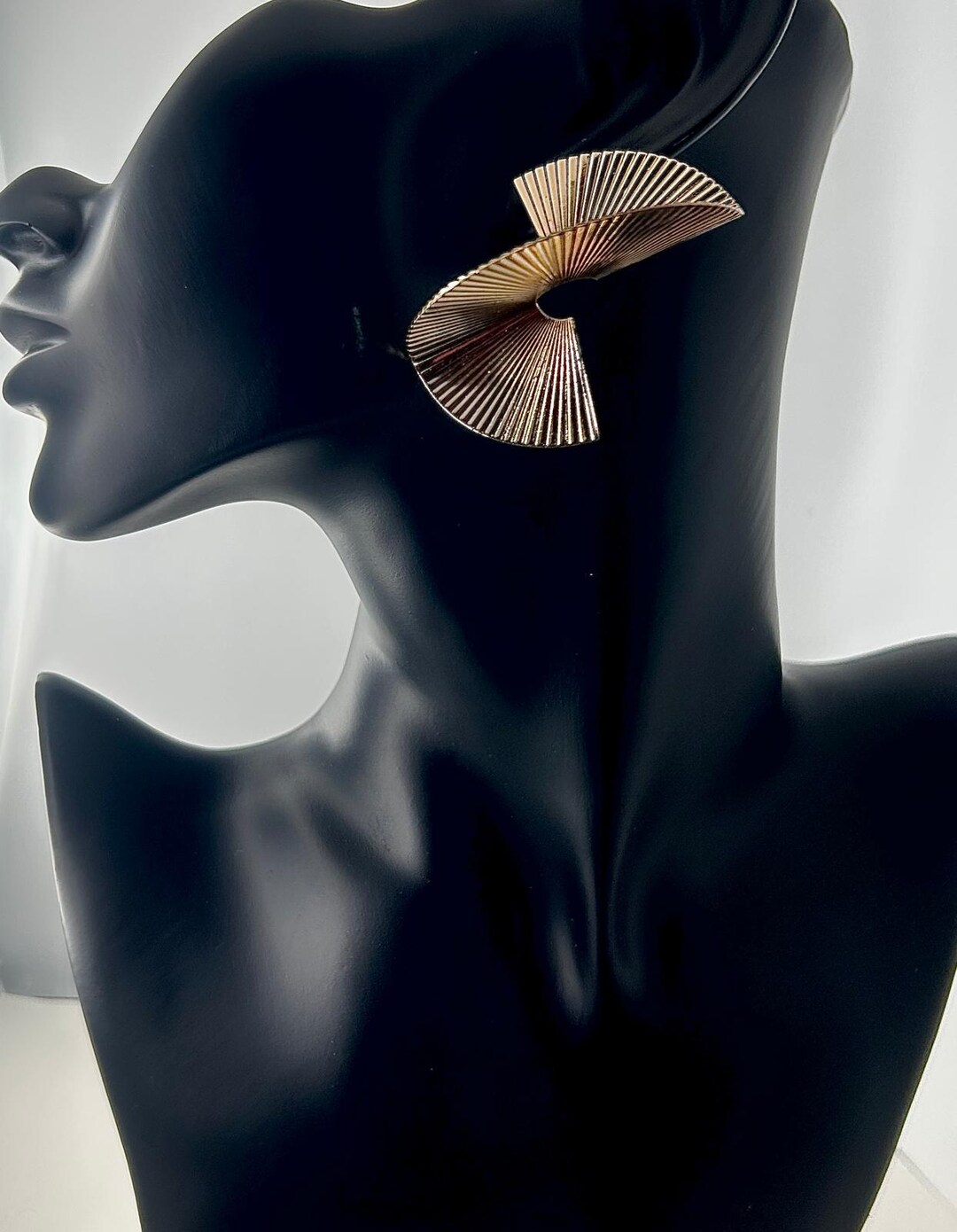 These Bold & Modern Earrings Showcase an Avant-garde, Fan-like Design ...