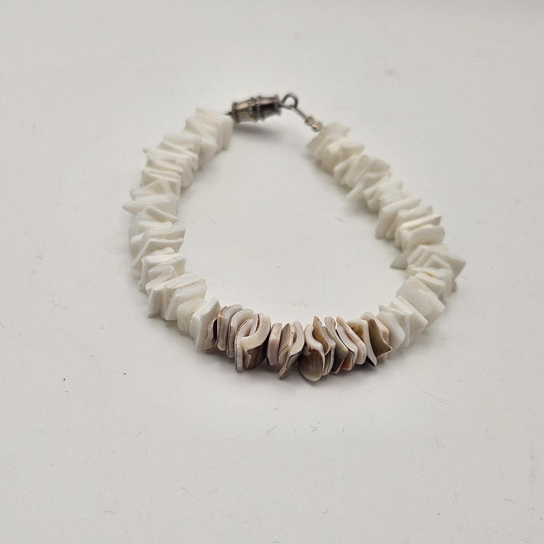 White & Brown Puka Chip Shell Beads Small Bracelet Vintage 90s Y2K ...