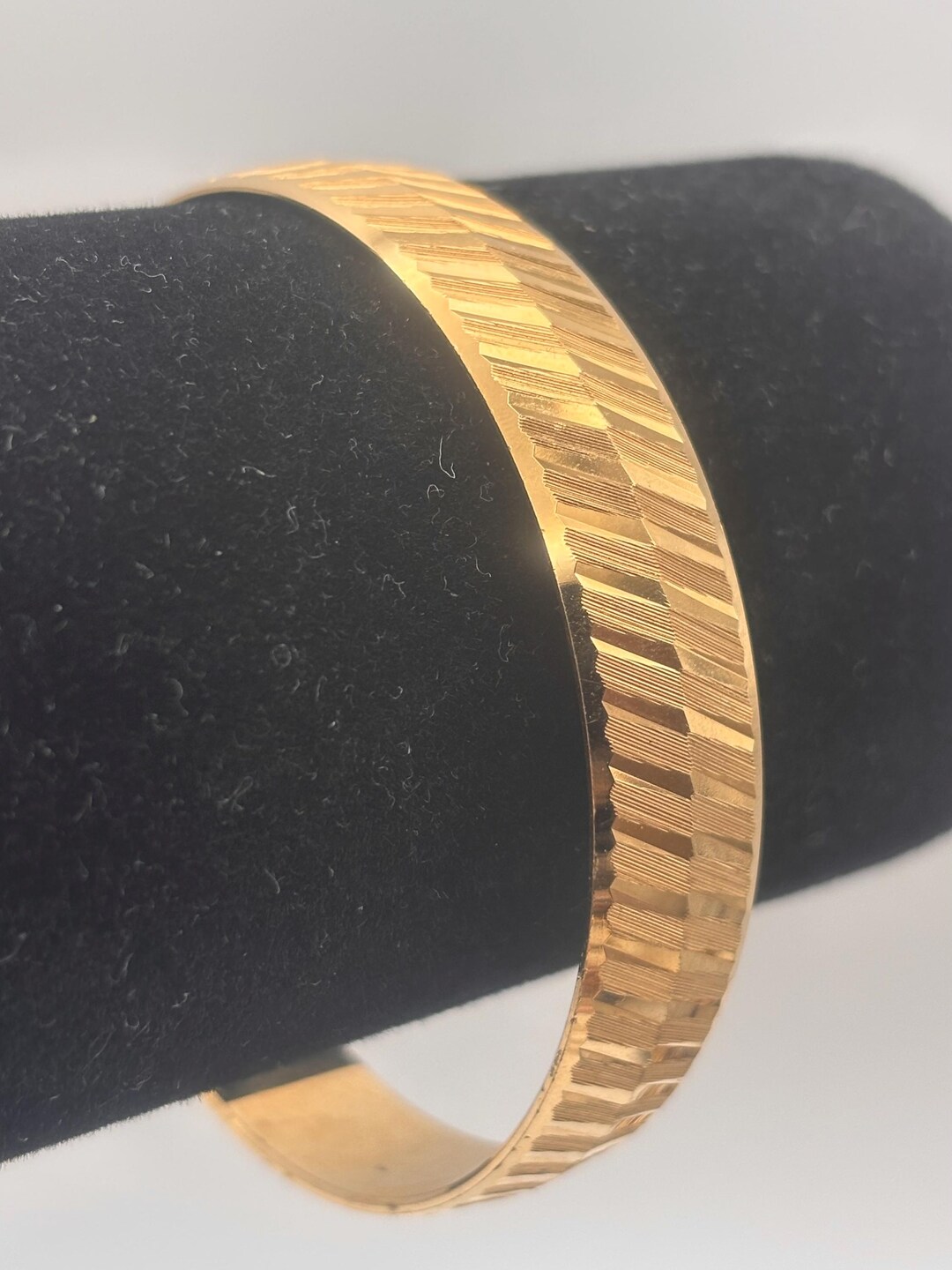 Vintage 70s Trifari Feathered Bangle 7.75 7 3/4 Inches Yellow Gold Tone ...