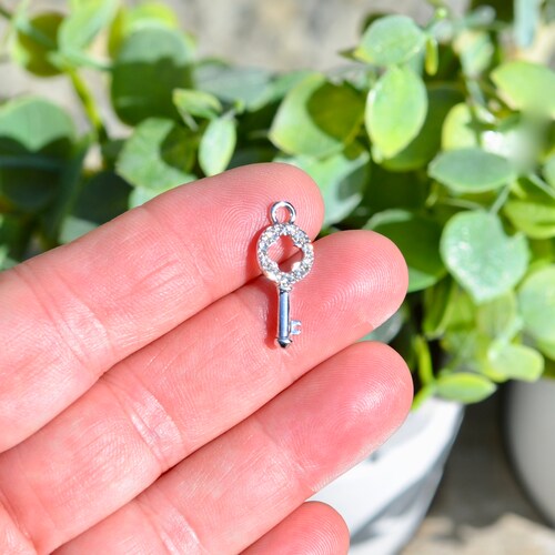 10 Small Skeleton Key Silver Tone Charms SC5437 - Etsy
