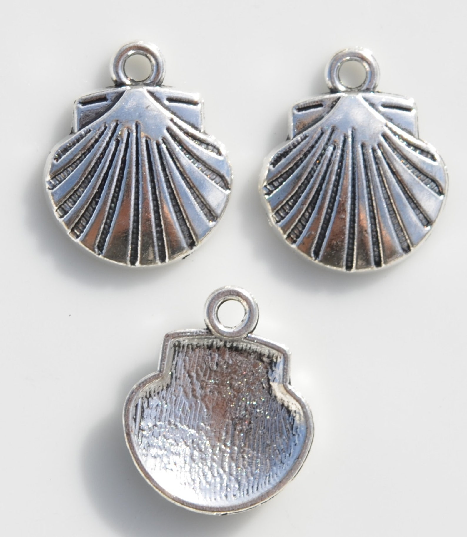 10 Seashell Silver Tone Charms SC3227 - Etsy