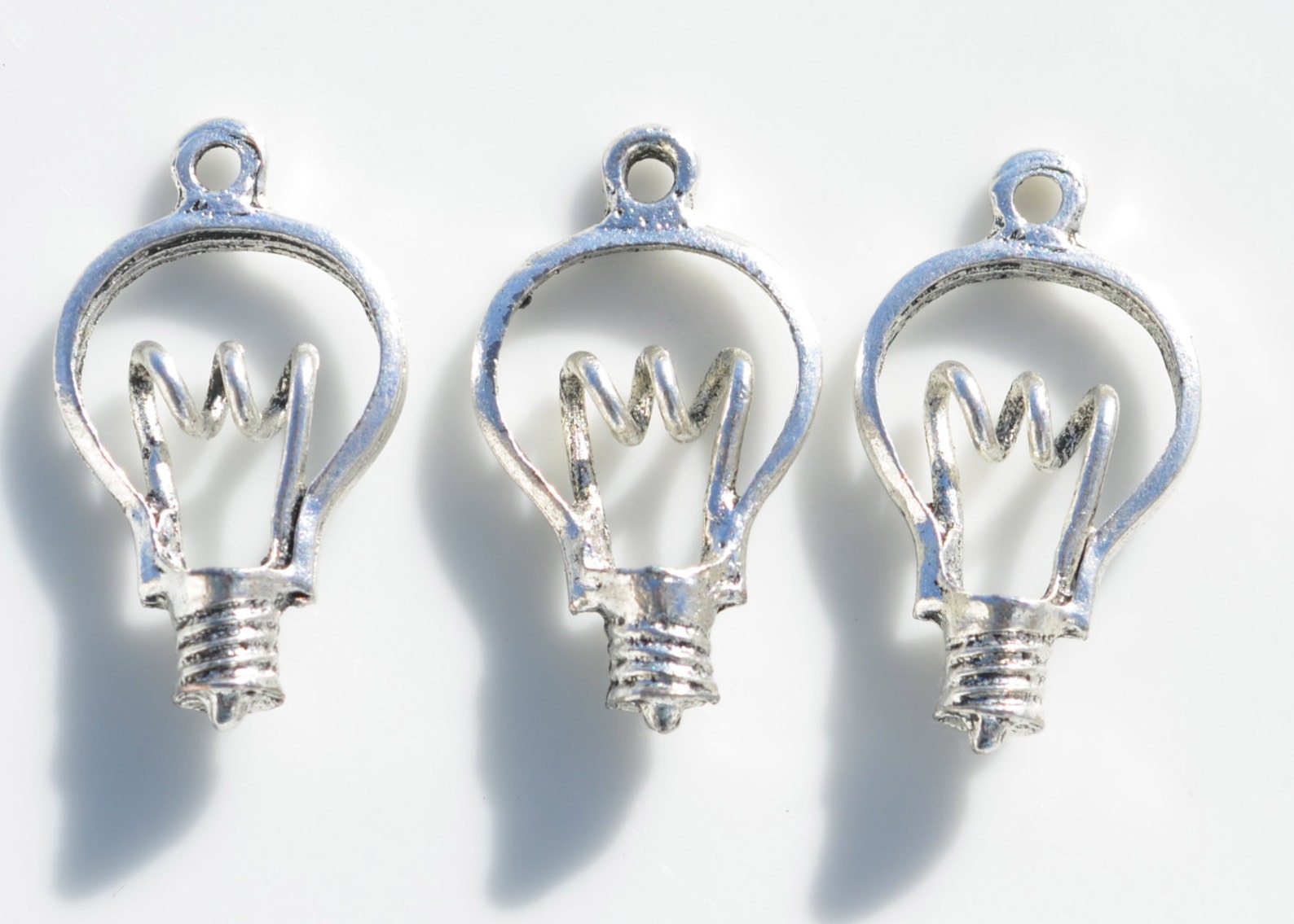 5 Light Bulb Silver Tone Charms SC6418 - Etsy