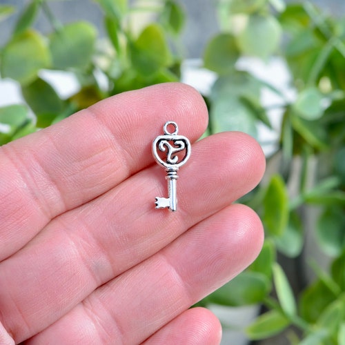 10 Small Skeleton Key Silver Tone Charms SC5437 - Etsy