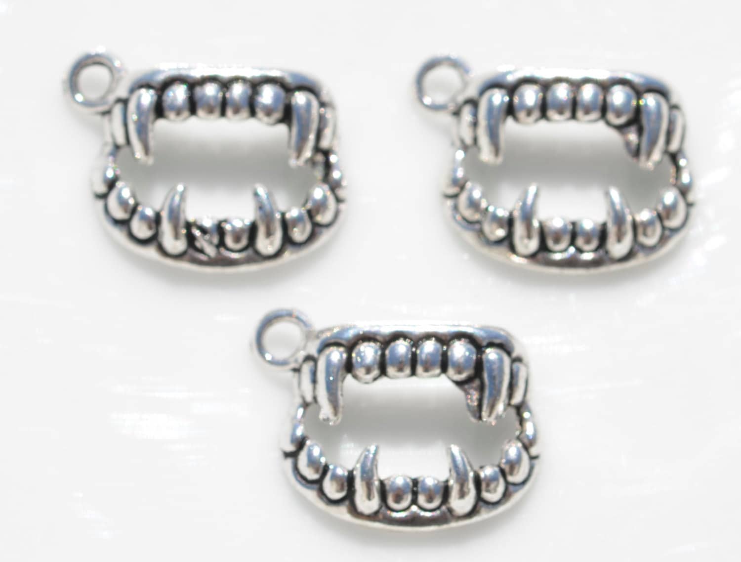 10 Vampire Teeth Silver Tone Charms SC1825 - Etsy