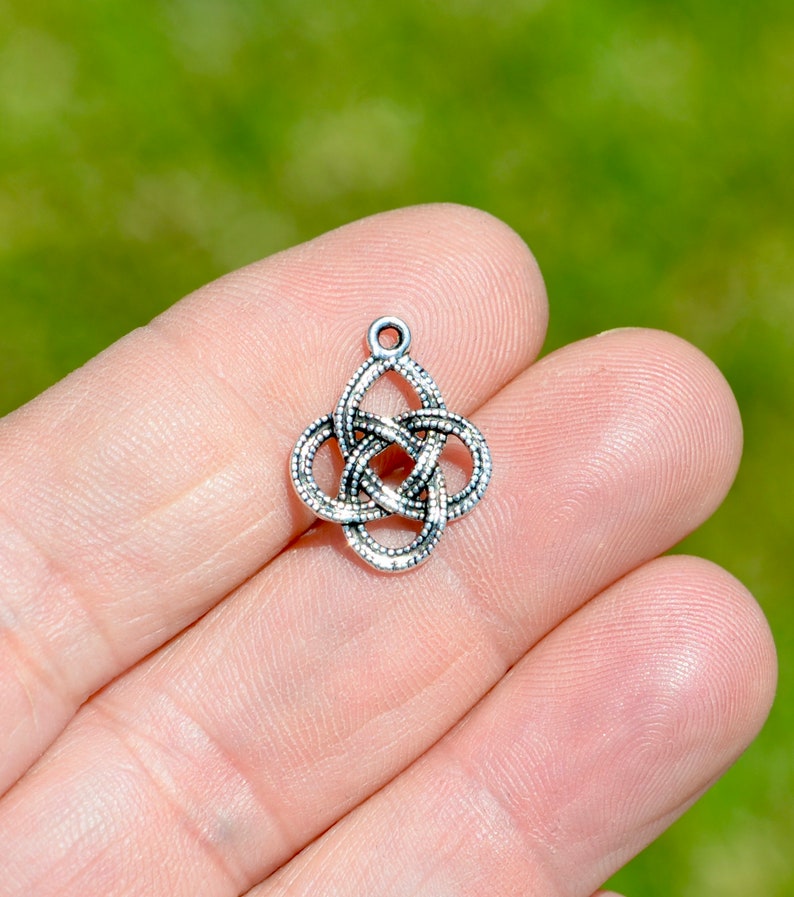10 Celtic Knot Silver Tone Charms SC4233 - Etsy