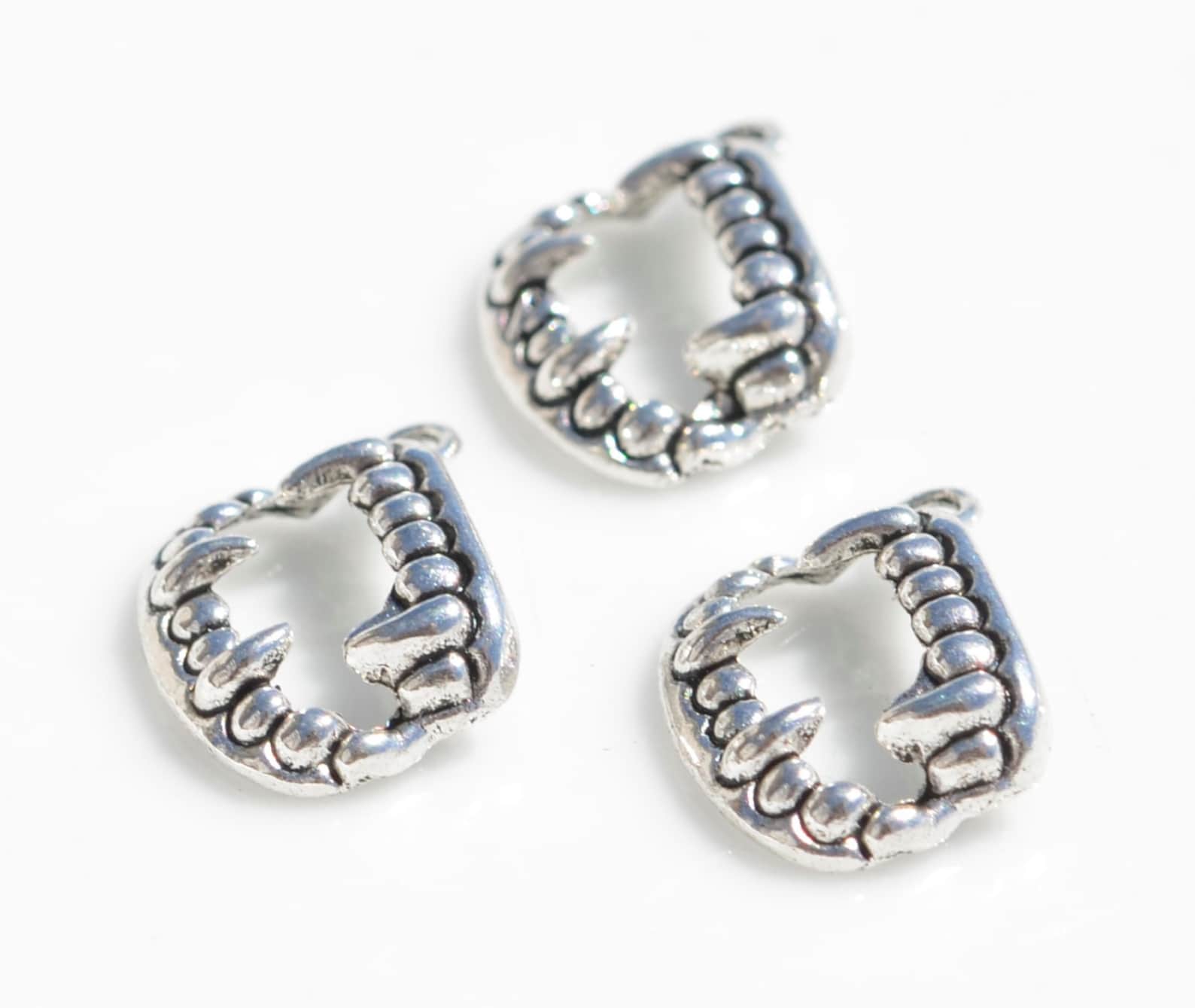 10 Vampire Teeth Silver Tone Charms SC1825 - Etsy