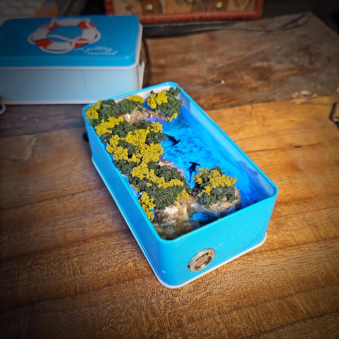 Hand -shaped Tin Tin Box Lights in the Ocean, Light Box Made From Tin ...