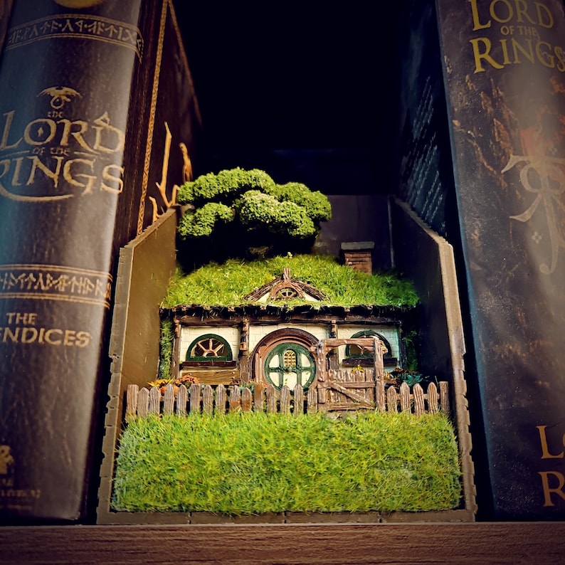 Hobbit House Book Nook With Light – Cozy Miniature Bookshelf Diorama ...