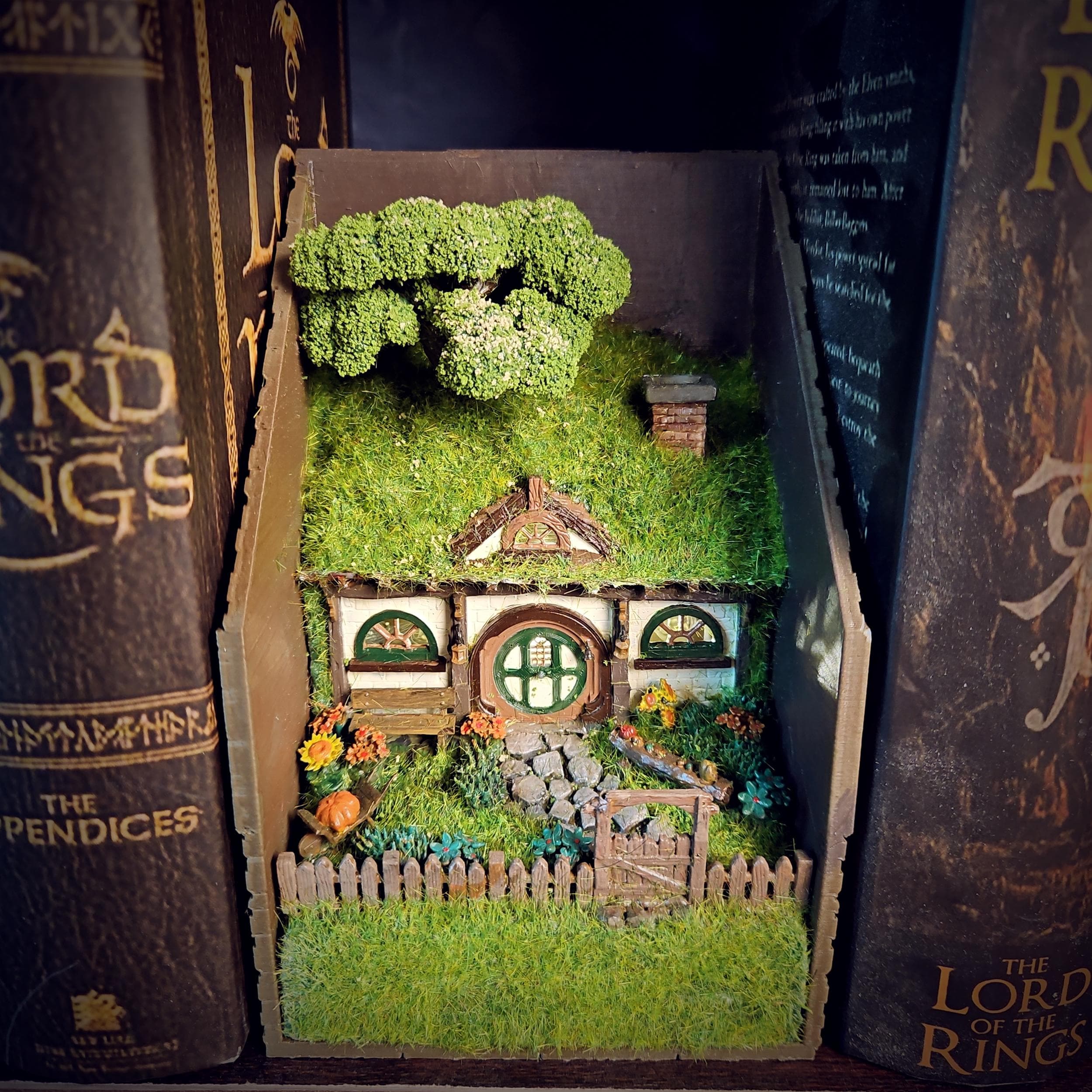Hobbit House Book Nook With Light – Cozy Miniature Bookshelf Diorama ...